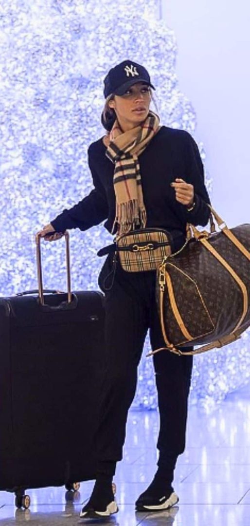 27 Fab Burberry scarf outfit ideas + look taller tips!