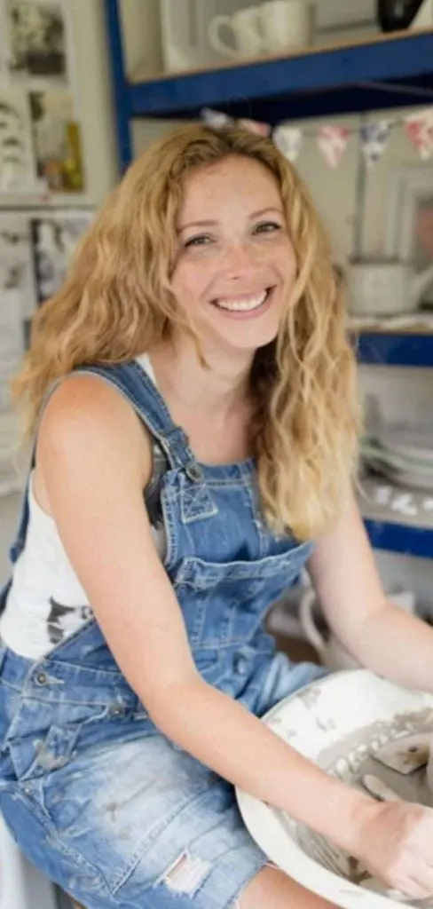 *2025*10 outfits to wear to pottery & clay class + styling tips!