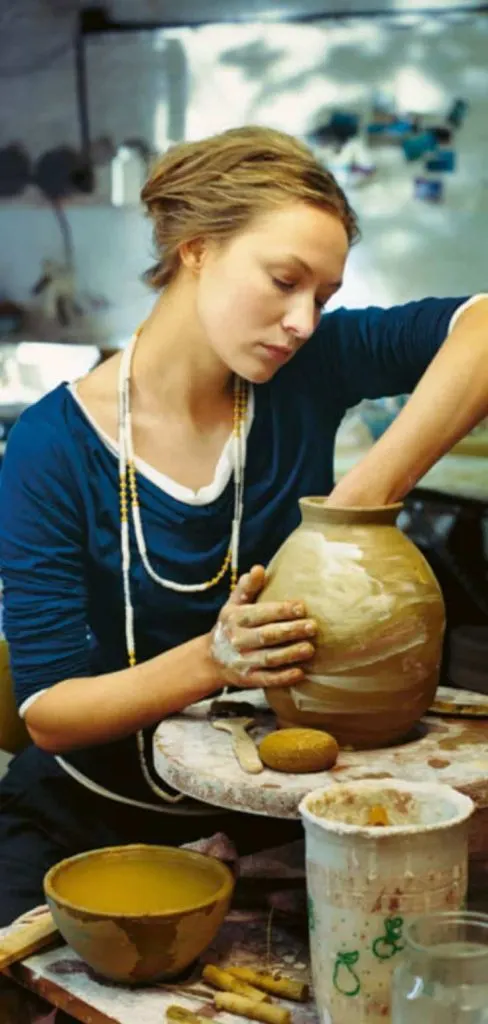 *2025*10 outfits to wear to pottery & clay class + styling tips!