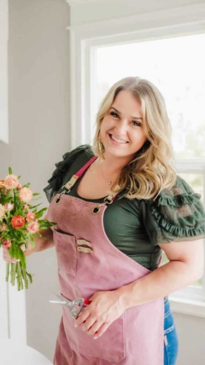 👄15 Florist Outfits are flattering & practical + insider tips!