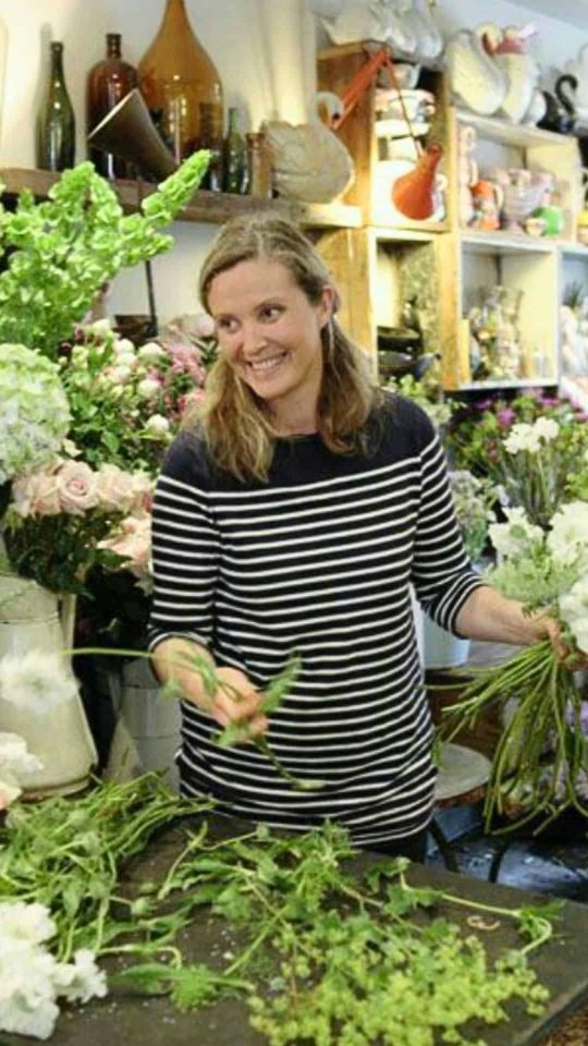👄15 Florist Outfits are flattering & practical + insider tips!