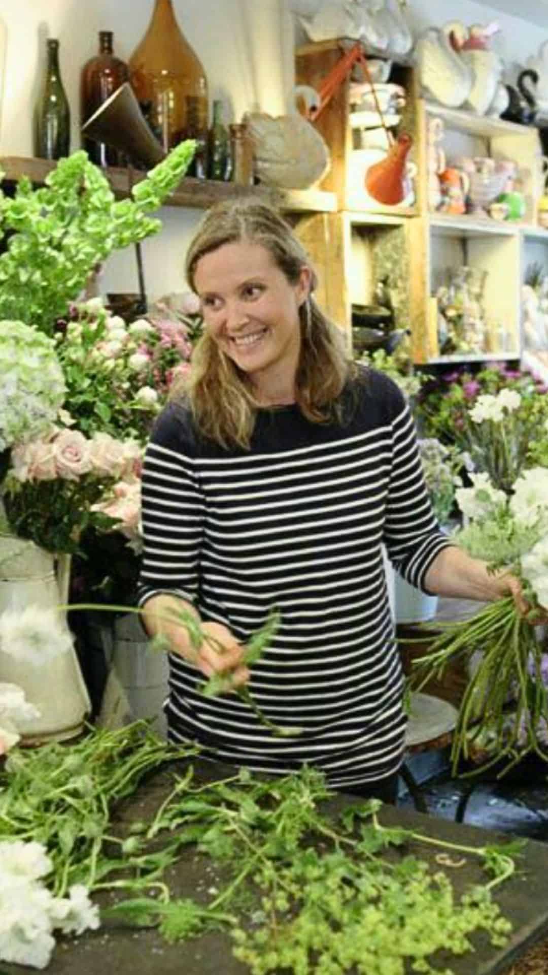 👄2025: 15 Florist Outfits are flattering & practical + insider tips!
