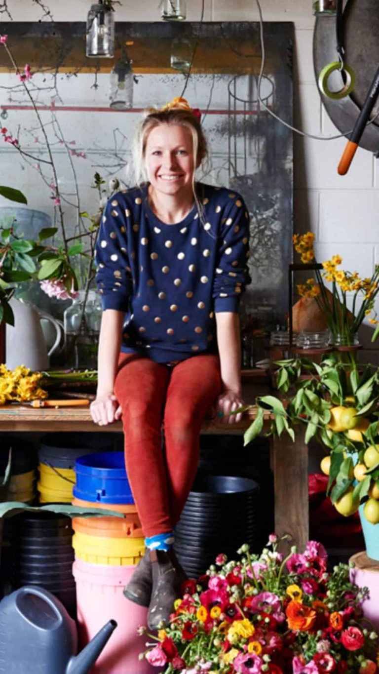 👄15 Florist Outfits are flattering & practical + insider tips!