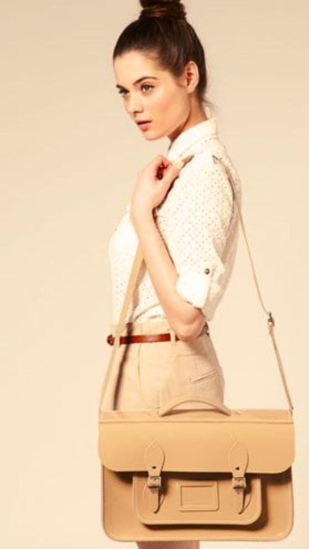 2026: 18 looks to wear a messenger & satchel bag!💼