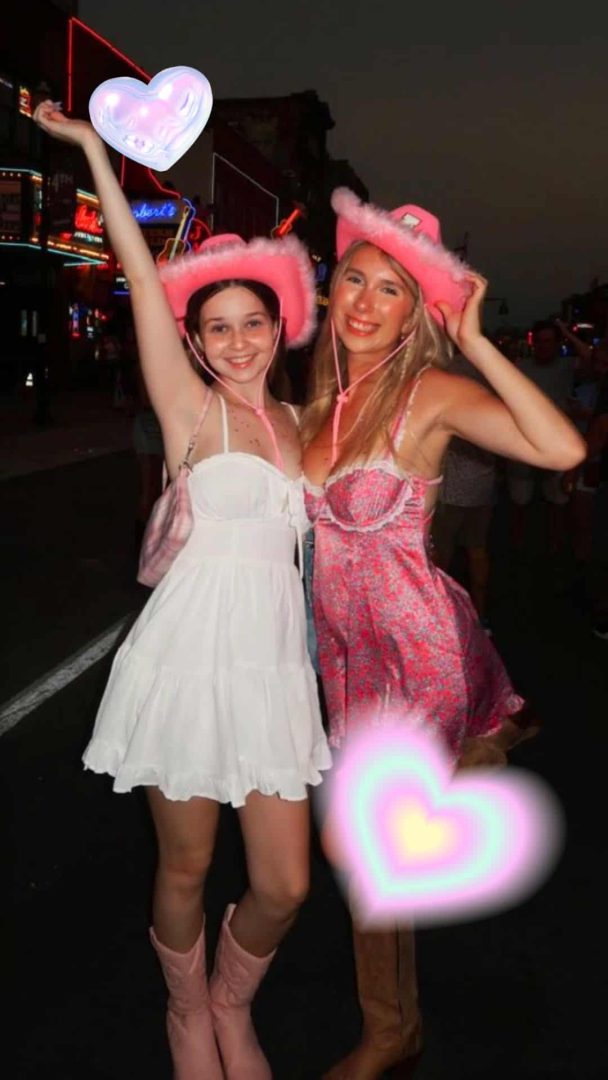 What to wear to Dollywood EVERY MONTH? 18 outfits Dos & Donts!